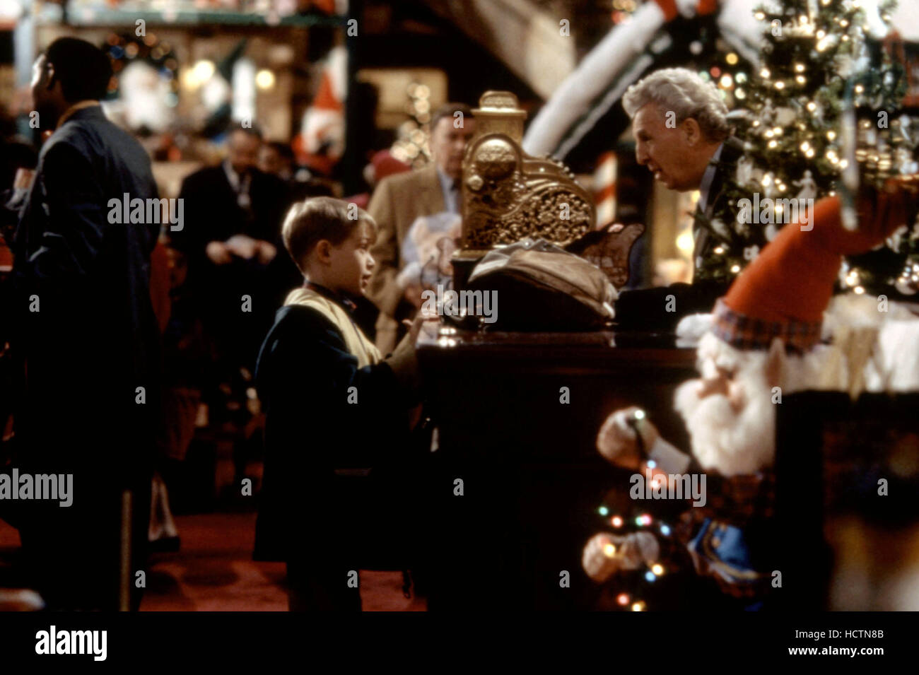 HOME ALONE 2: LOST IN NEW YORK, Macaulay Culkin, Eddie Bracken, 1992. TM and © 20th Century Fox ...