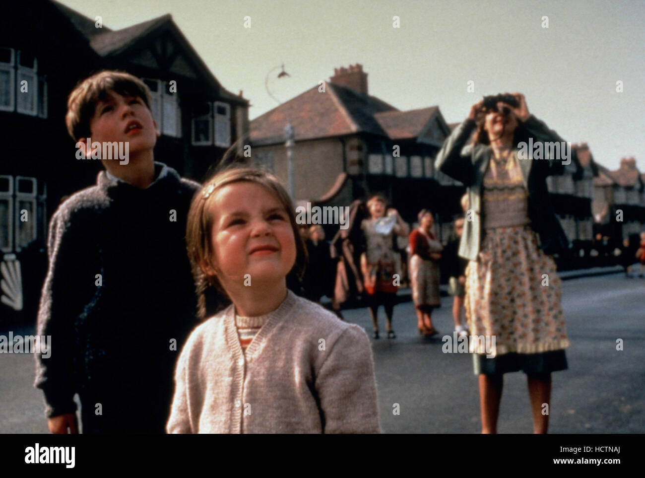 HOPE AND GLORY, Sebastian Rice-Edwards, Geraldine Muir, Sarah Miles ...