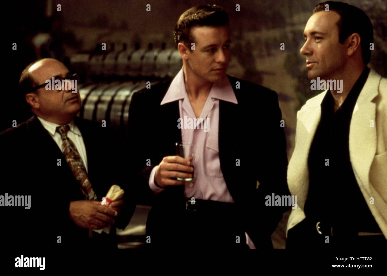 L.A. CONFIDENTIAL, Danny DeVito, Simon Baker, Kevin Spacey, 1997 Stock ...