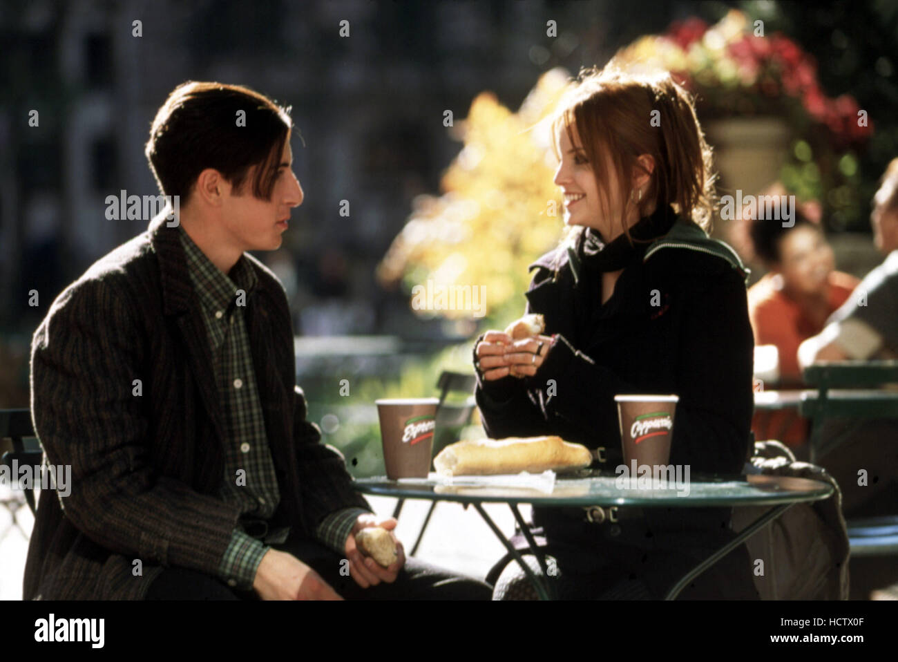 LOSER, Jason Biggs, Mena Suvari, 2000, meeting at an outdoor restaurant ...