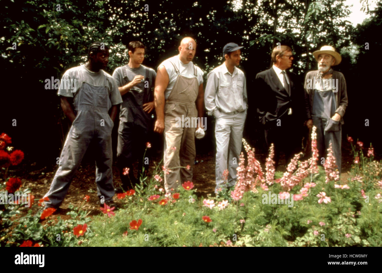 GREENFINGERS, Clive Owen (4th from left), David Kelly (far right), 2000 ...
