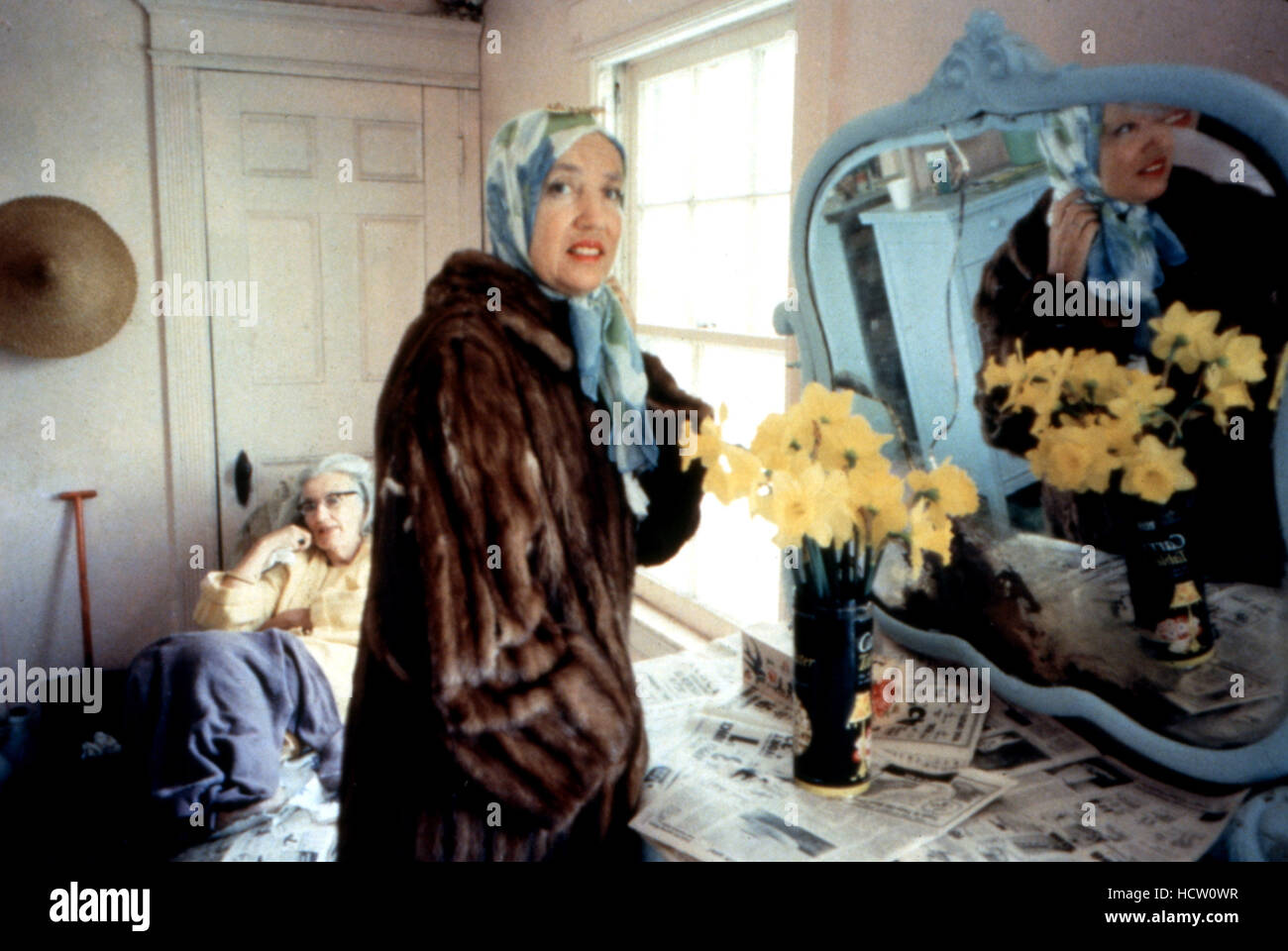 GREY GARDENS, Edith Bouvier Beale (back left), daughter Edith Bouvier ...