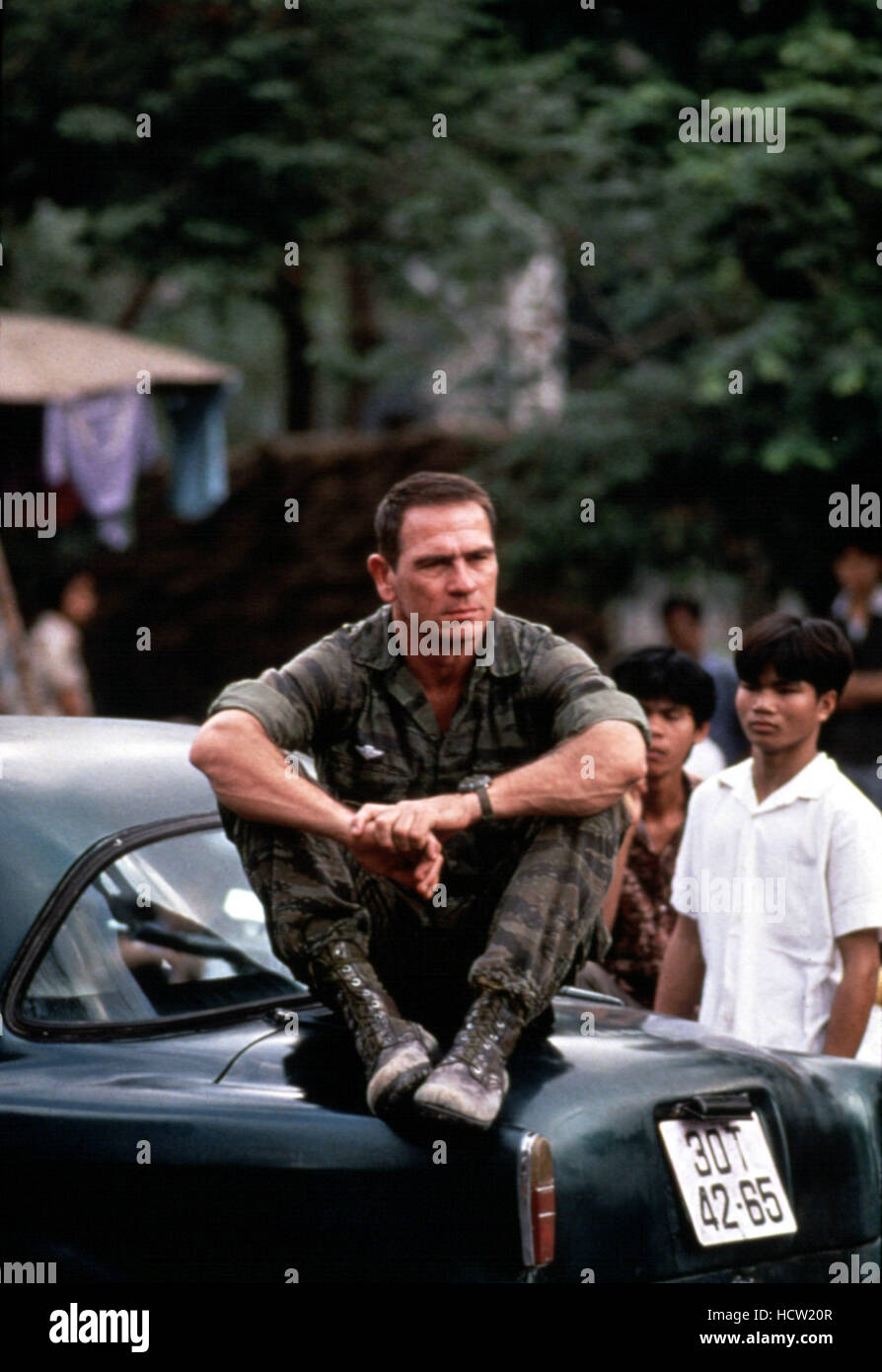 HEAVEN AND EARTH, Tommy Lee Jones, 1993 Stock Photo - Alamy