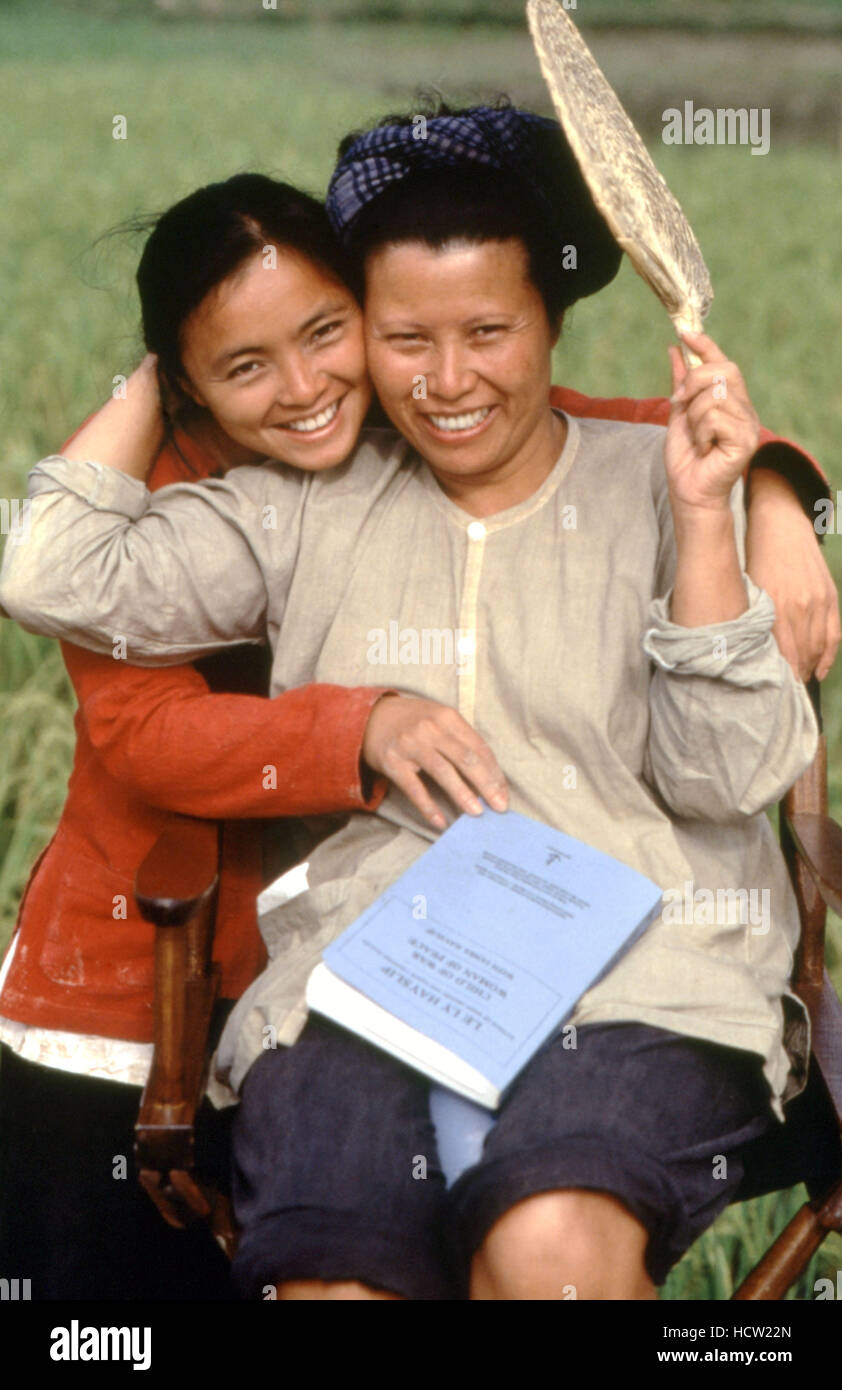 HEAVEN AND EARTH, Hiep Thi Le, writer Le Ly Hayslip, on set, 1993 ...