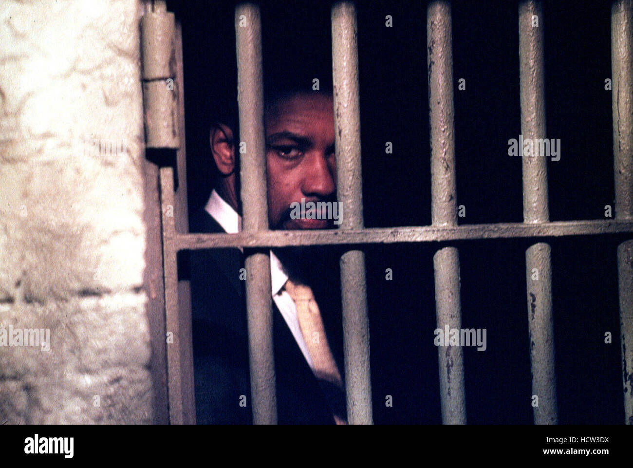 THE HURRICANE, Denzel Washington, 1999, behind bars Stock Photo - Alamy
