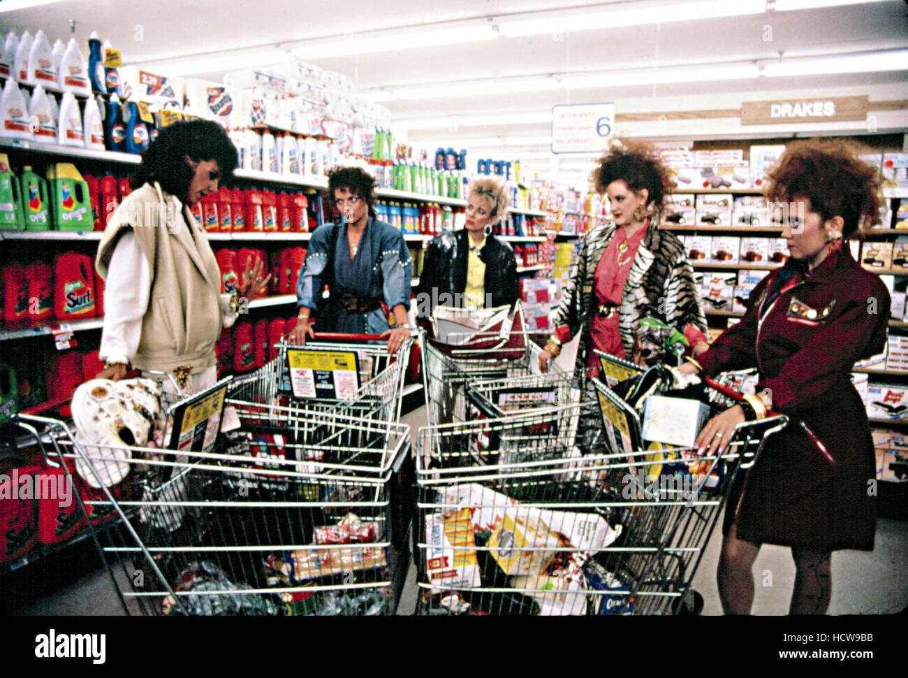 MARRIED TO THE MOB, Mercedes Ruehl, Michelle Pfeiffer, Ellen Foley ...