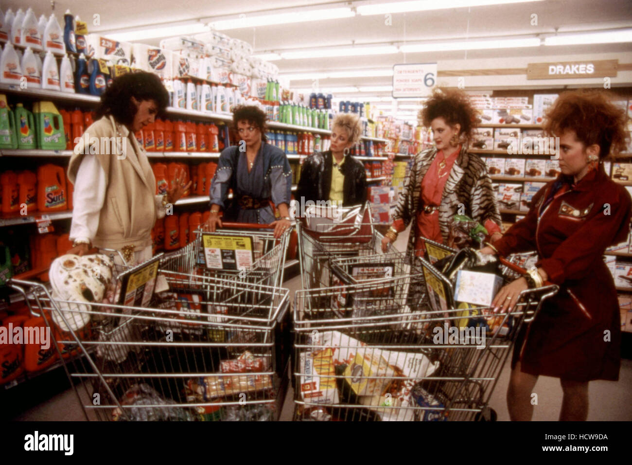 MARRIED TO THE MOB, Mercedes Ruehl (l.), Michelle Pfeiffer (2nd from ...