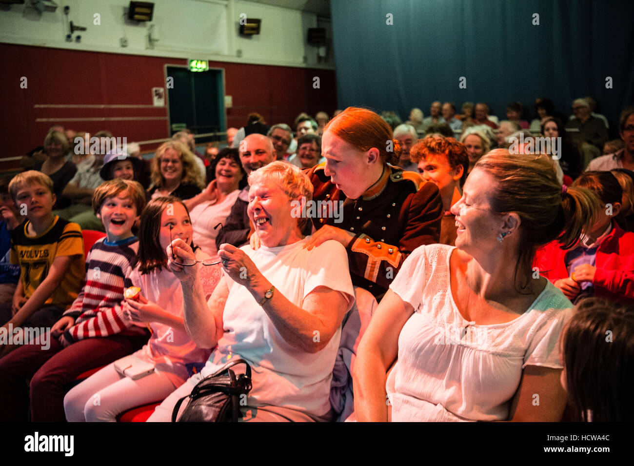 Theatre performance audience uk hi-res stock photography and images - Alamy