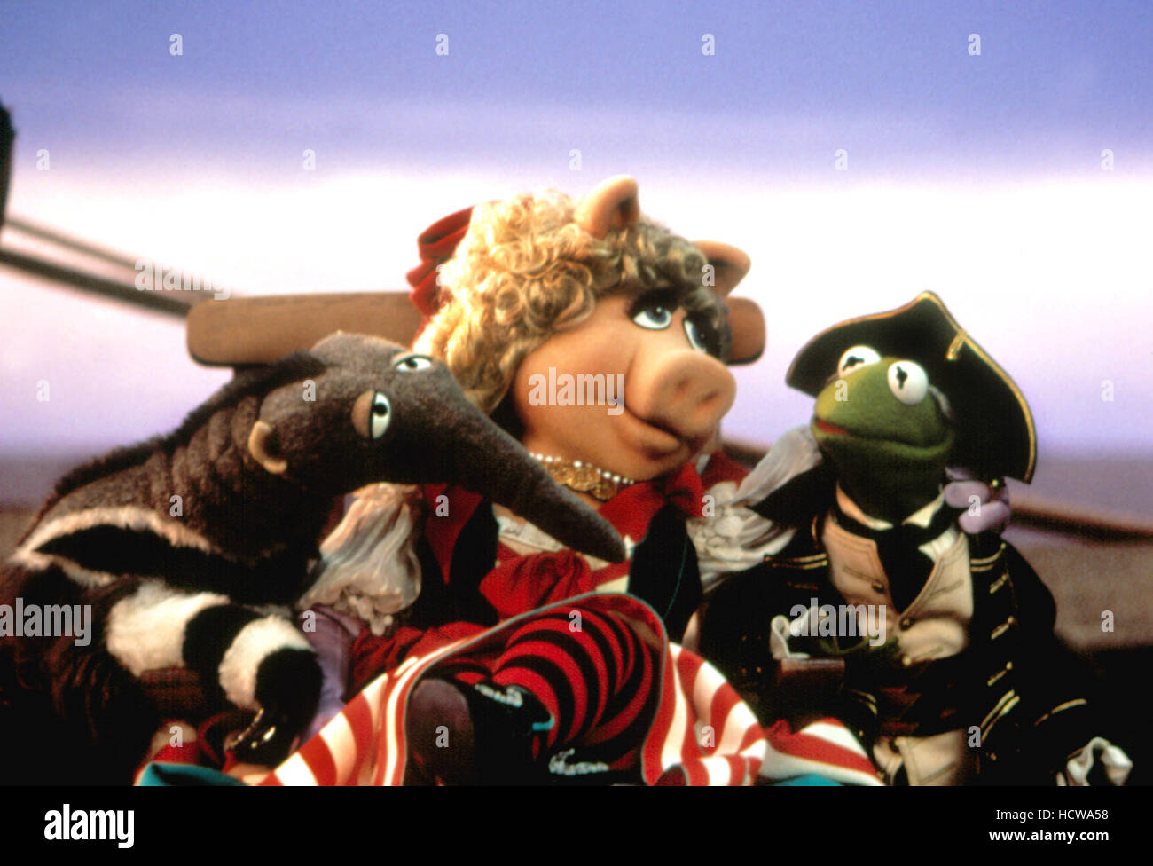 MUPPET TREASURE ISLAND, Miss. Piggy, Kermit the Frog, 1996. (c) Buena ...