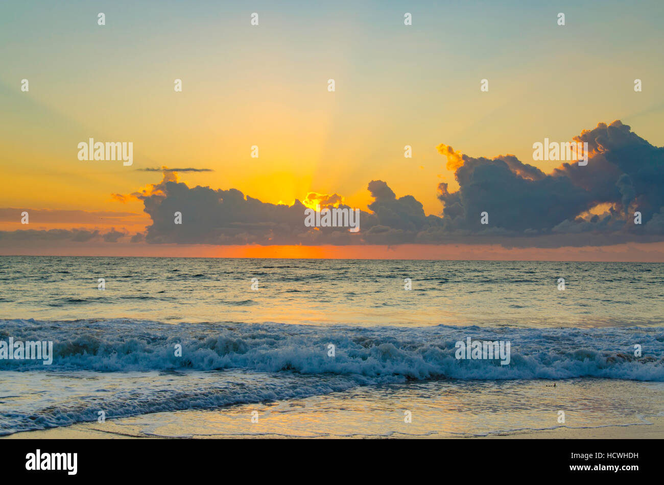 Sun rising over ocean hi-res stock photography and images - Alamy