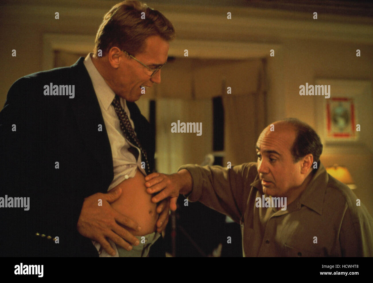 JUNIOR, Arnold Schwarzenegger, Danny De Vito, 1994 Stock Photo - Alamy