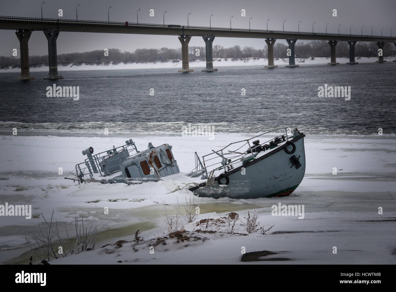 Sinking vessel hi-res stock photography and images - Alamy