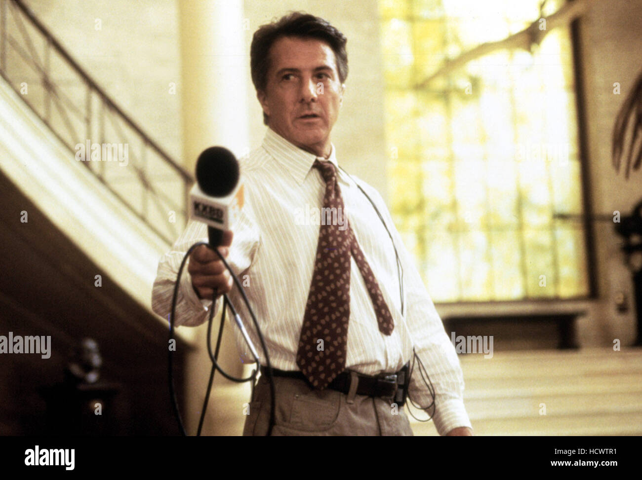 MAD CITY, Dustin Hoffman, 1997, televison news reporter Stock Photo - Alamy