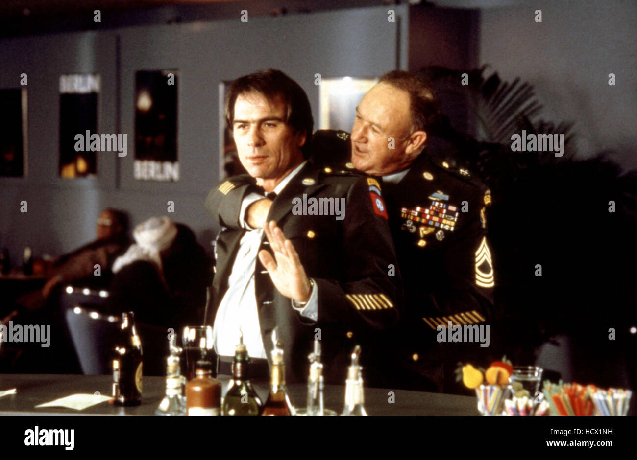 THE PACKAGE, Tommy Lee Jones, Gene Hackman, 1989 Stock Photo - Alamy