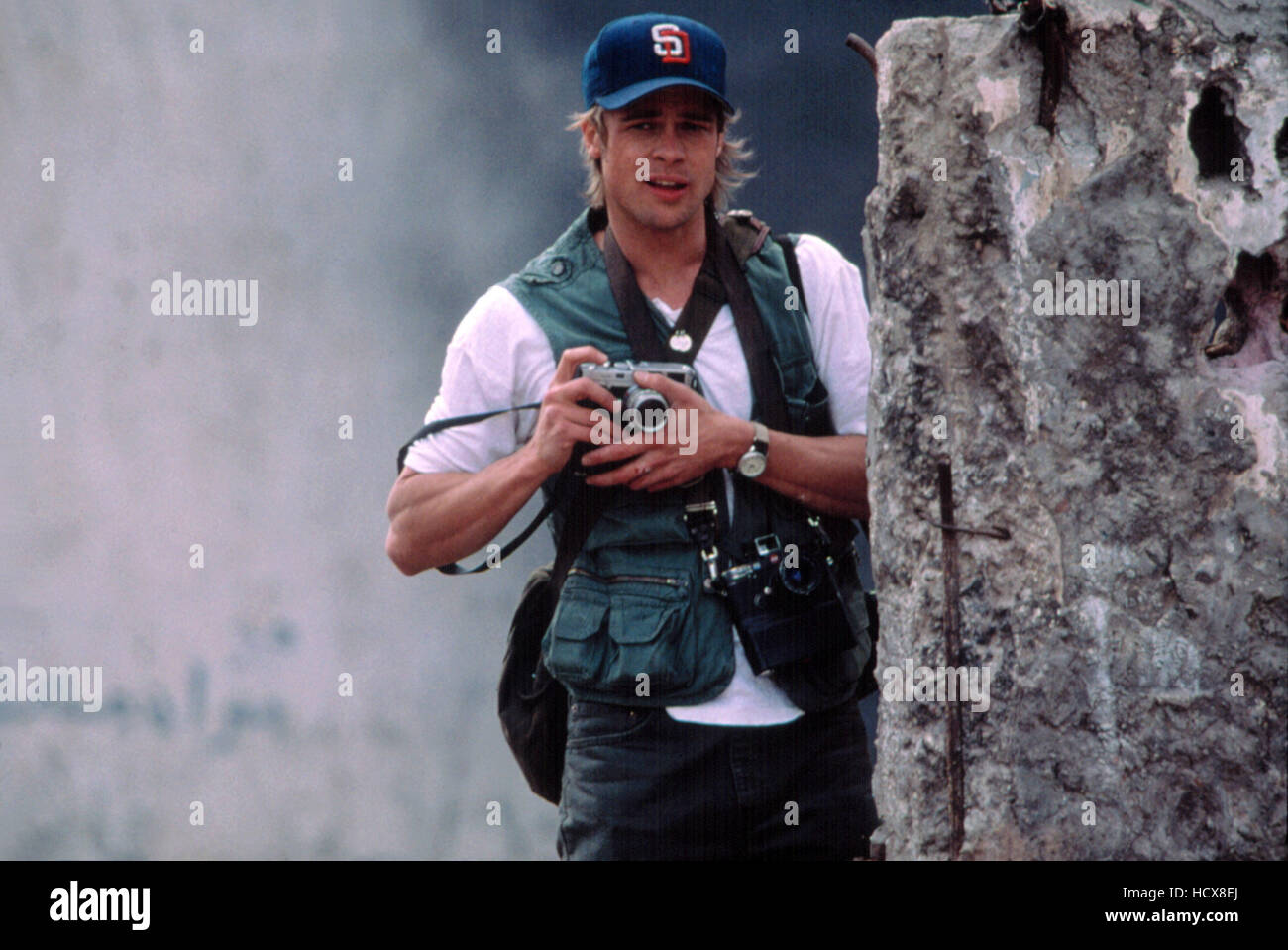 SPY GAME, Brad Pitt (with Leica camera), 2001 Stock Photo - Alamy