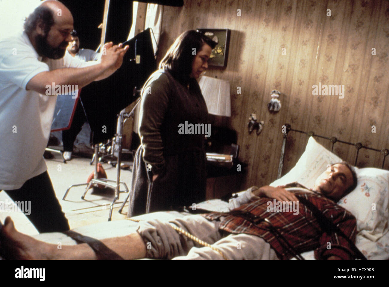 MISERY, Director Rob Reiner, Kathy Bates, James Caan on set, 1990 Stock ...