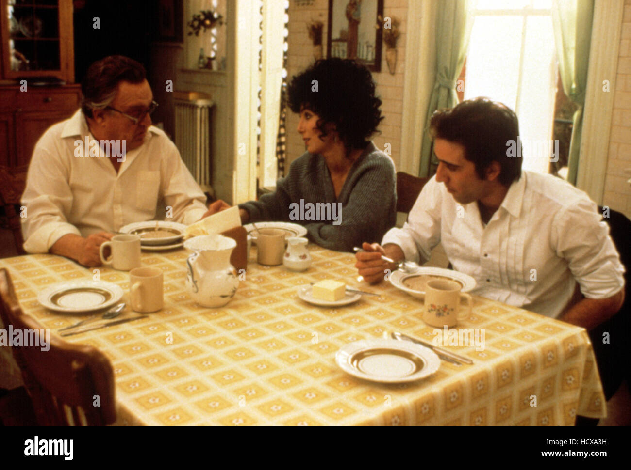 MOONSTRUCK, Vincent Gardenia, Cher, Nicolas Cage, 1987 Stock Photo - Alamy