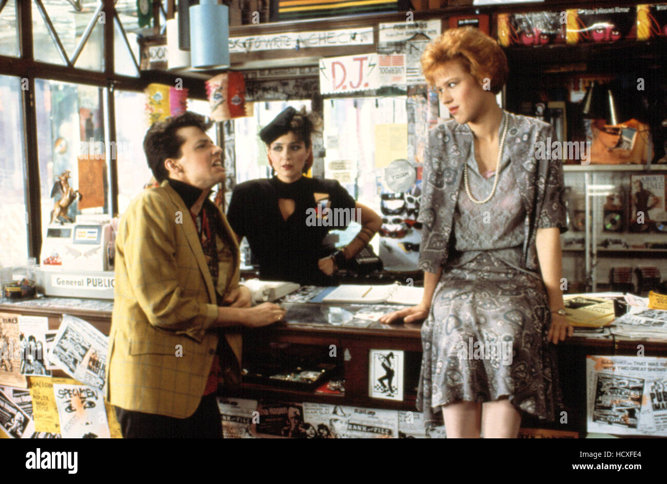 PRETTY IN PINK, Jon Cryer, Annie Potts, Molly Ringwald, 1986 Stock ...