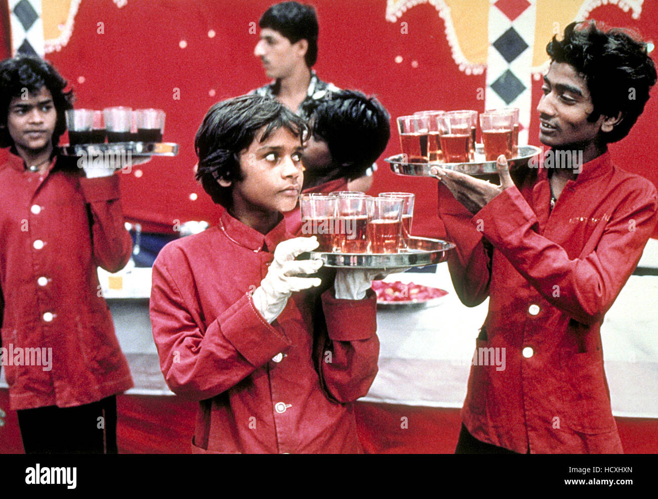 SALAAM BOMBAY, (aka SALAAM BOMBAY!), foreground from left: Shafiq Syed ...