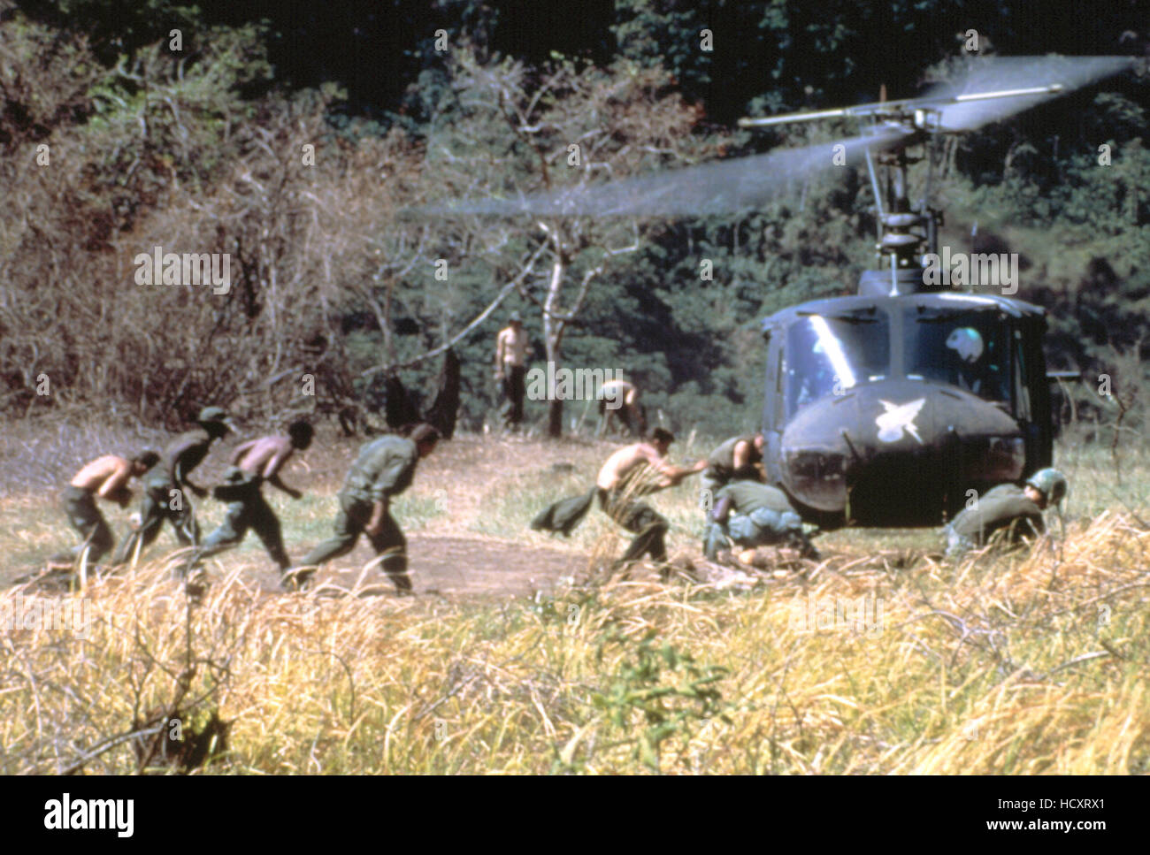 PLATOON, soldiers running to helicopter, 1986 Stock Photo - Alamy