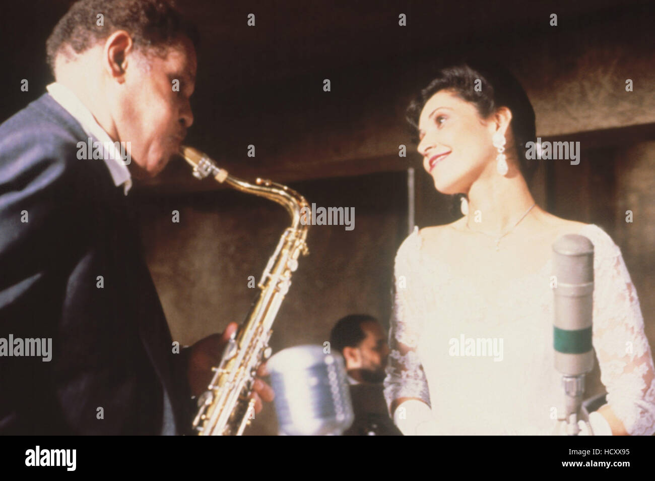 ROUND MIDNIGHT, Dexter Gordon, Lonette McKee 1986 Stock Photo - Alamy