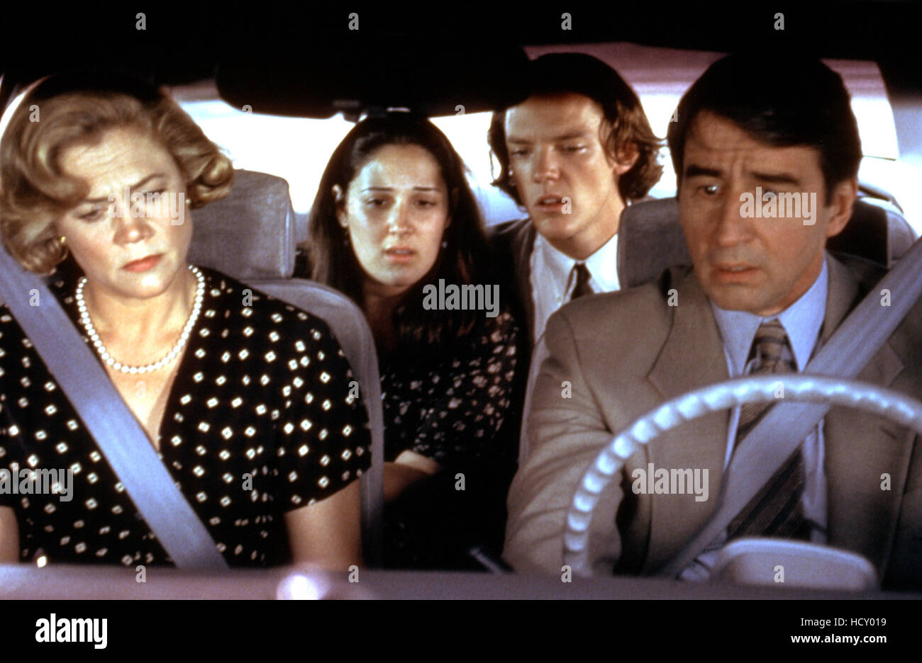 SERIAL MOM, Kathleen Turner, Ricki Lake, Matthew Lillard, Sam Waterston ...