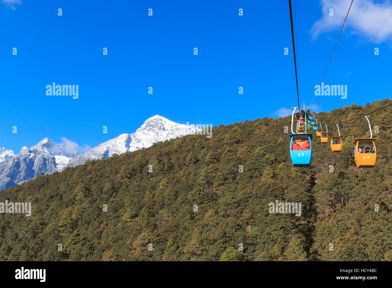 Jade dragon snow mountain cable car hi-res stock photography and images ...