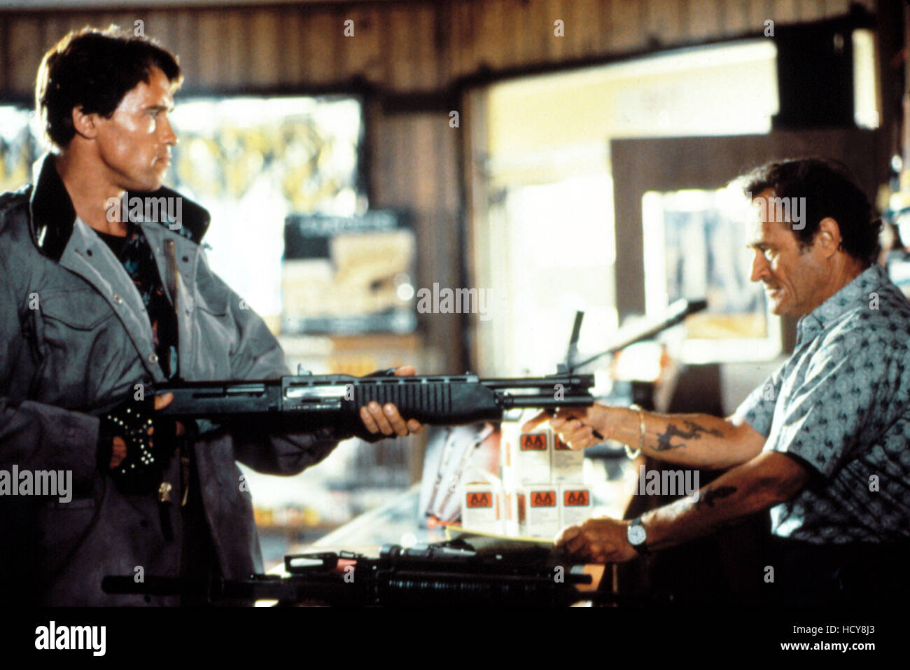 THE TERMINATOR, Arnold Schwarzenegger, Dick Miller, 1984 Stock Photo ...