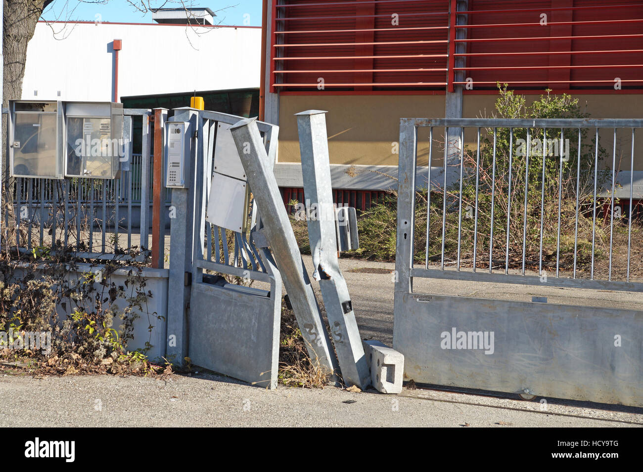 Broken gate fence hi-res stock photography and images - Alamy