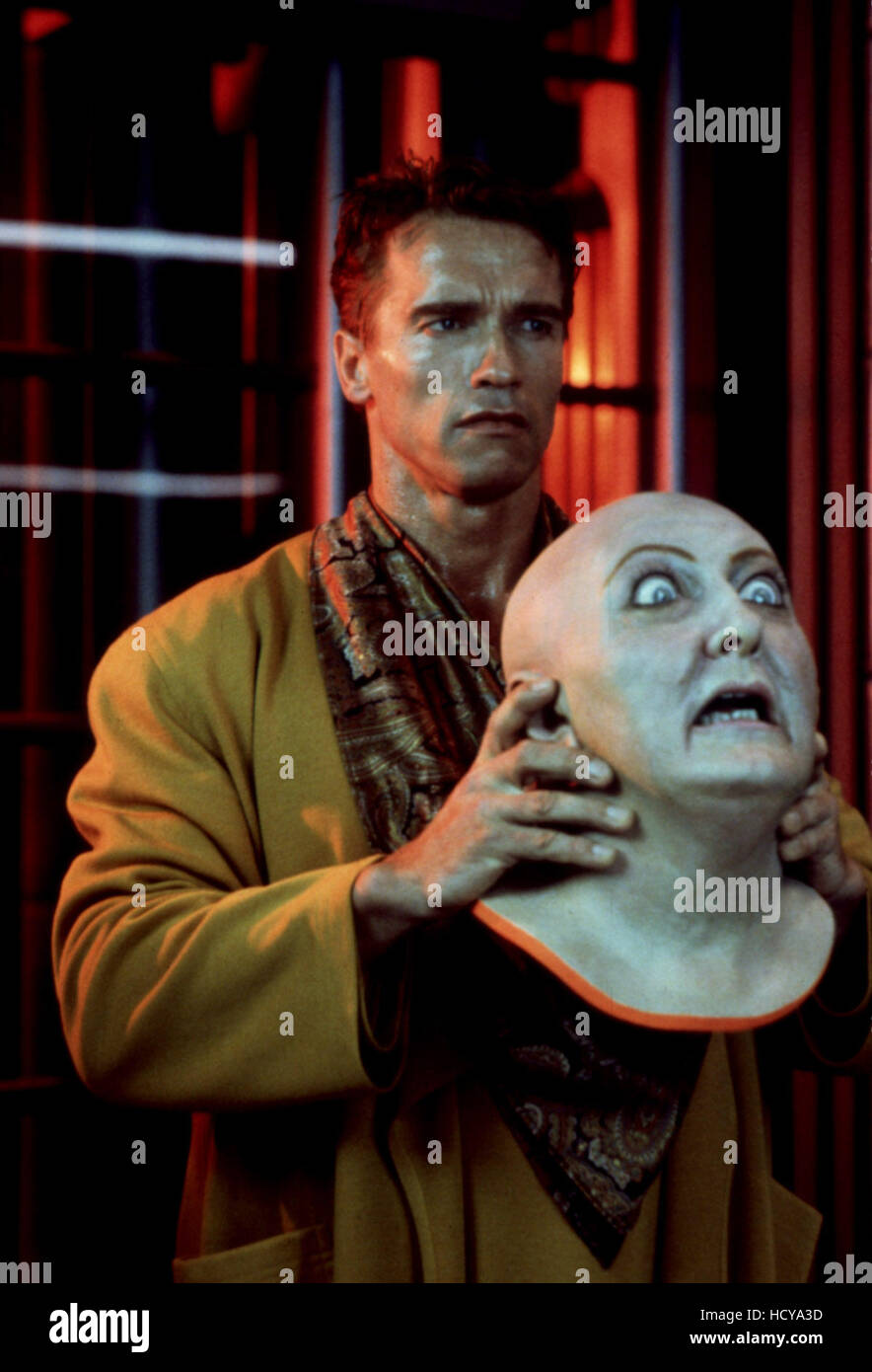 TOTAL RECALL, Arnold Schwarzenegger, 1990, holding severed head Stock ...