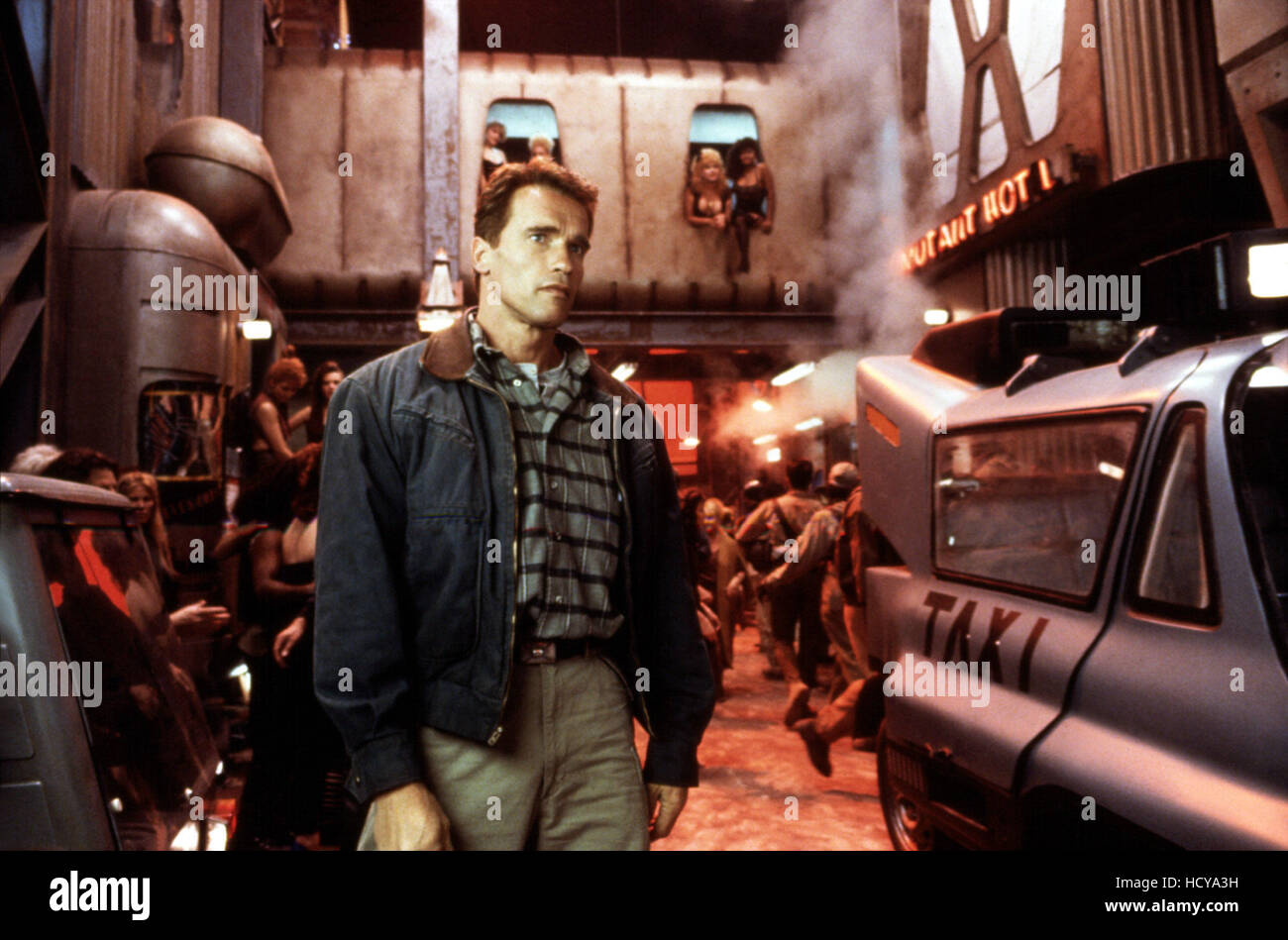 TOTAL RECALL, Arnold Schwarzenegger, 1990, in the futuristic city Stock ...