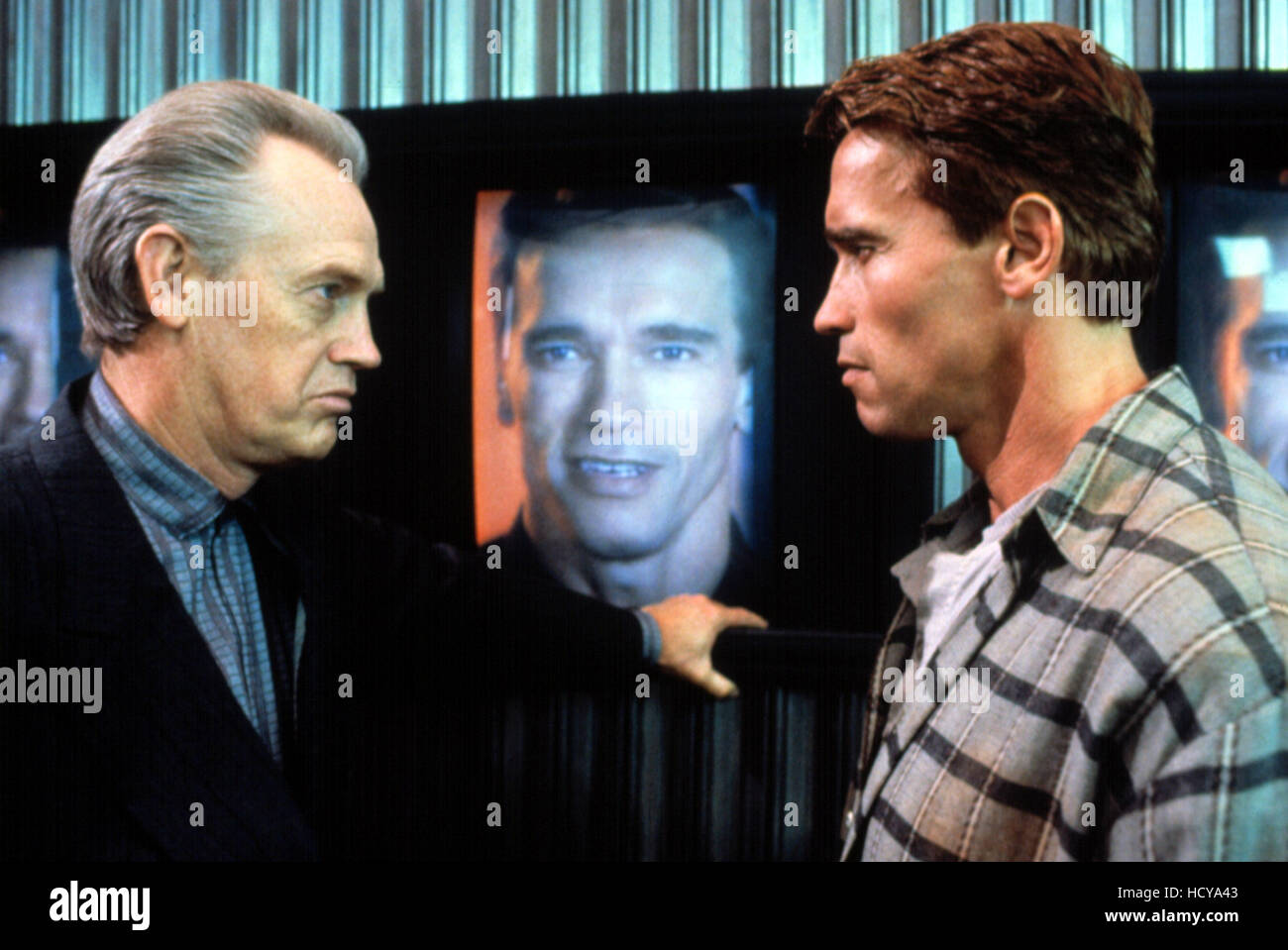 TOTAL RECALL, Ronny Cox, Arnold Schwarzenegger, 1990 Stock Photo - Alamy