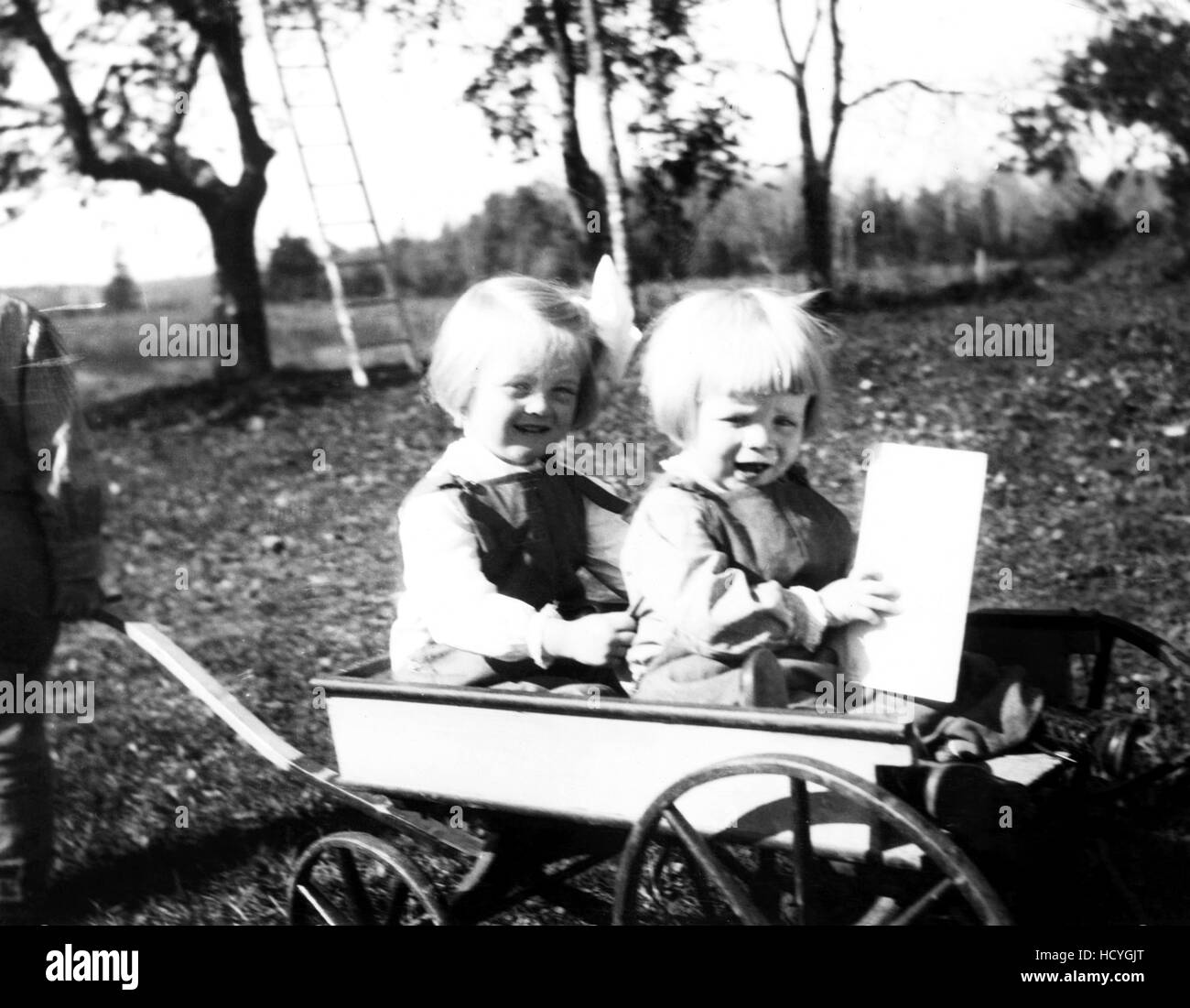 Bette Davis, left, and her sister, Barbara Davis, 1912 Stock Photo - Alamy