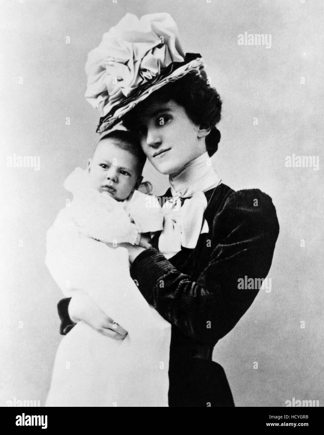 Bette Davis with her mother , Ruthie, c. 1908-09 Stock Photo - Alamy