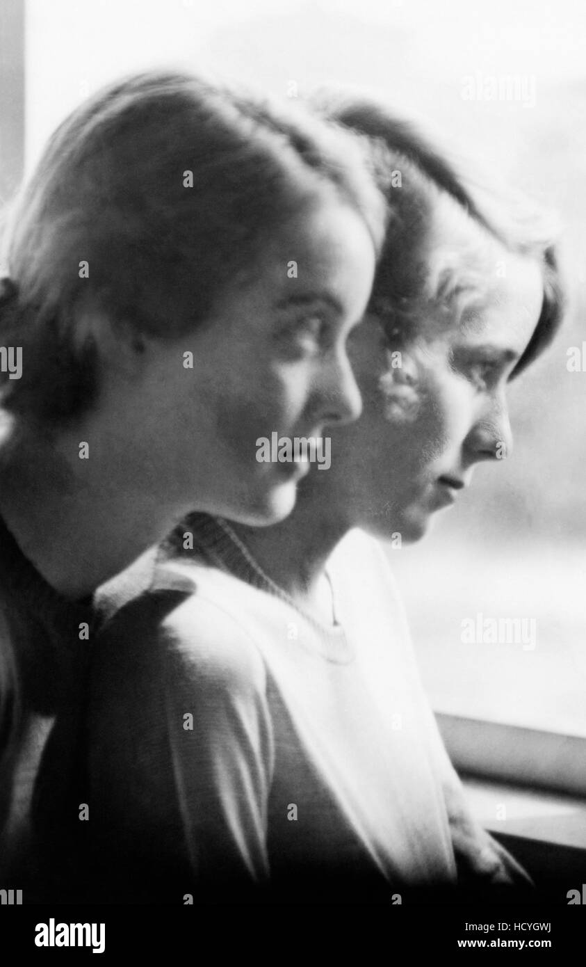 Bette Davis (front) age 17 with sister Bobbie Davis, 1925 Stock Photo ...