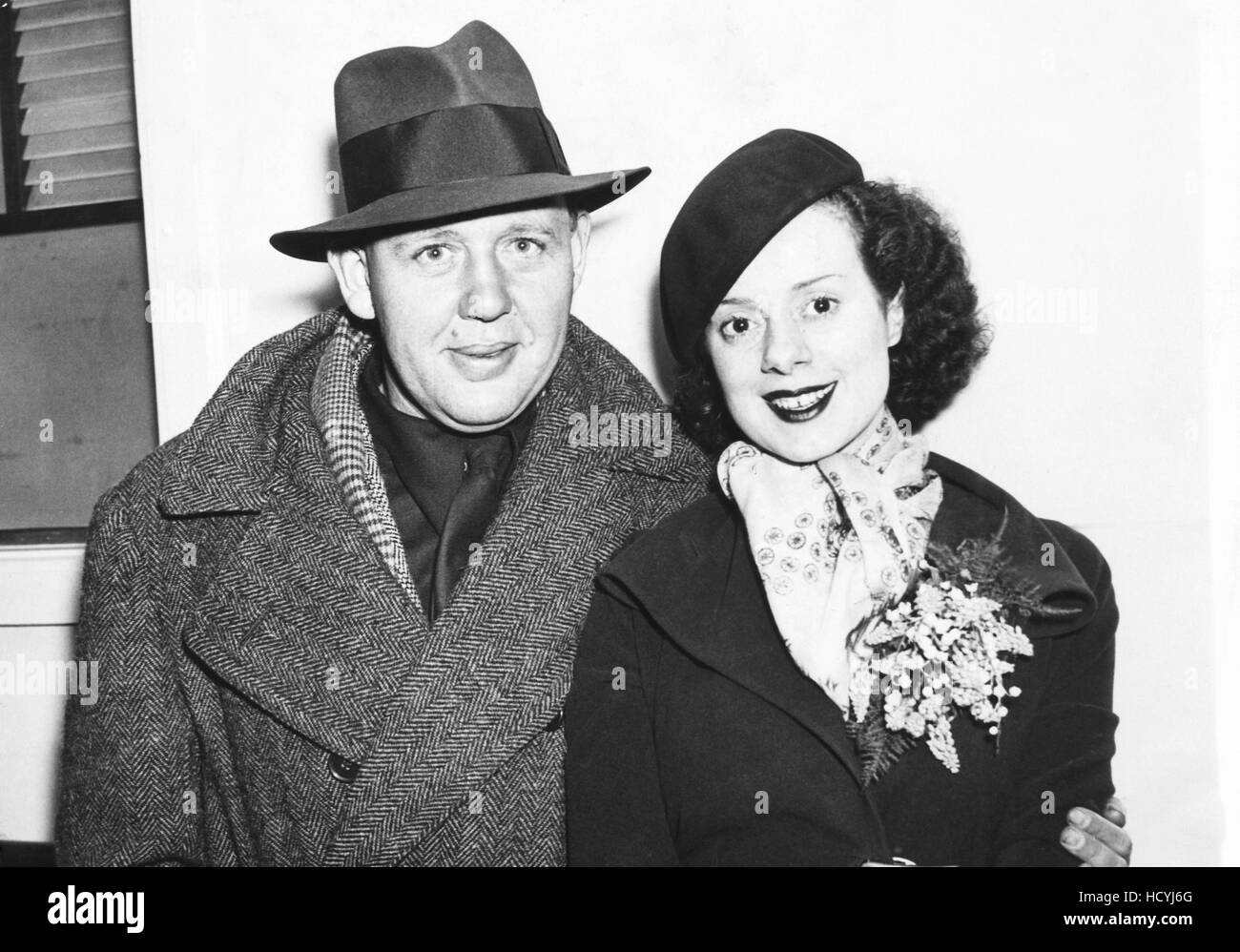 Charles Laughton (left) and wife Elsa Lanchester sailing for England ...