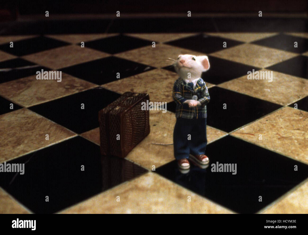 STUART LITTLE, Stuart Little, 1999, arriving at his new home Stock ...