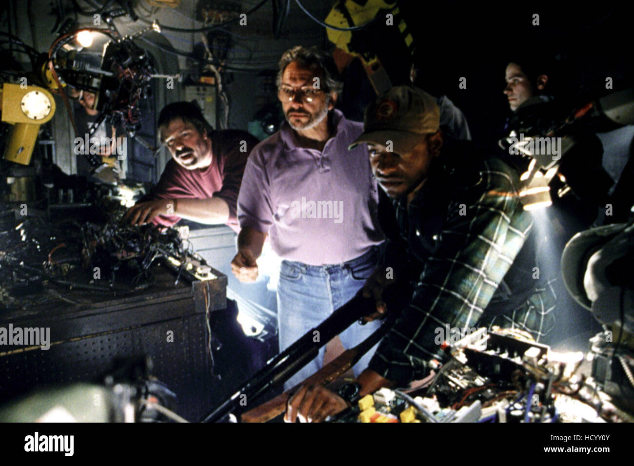 VIRUS, Donald Sutherland (center), 1999 Stock Photo - Alamy