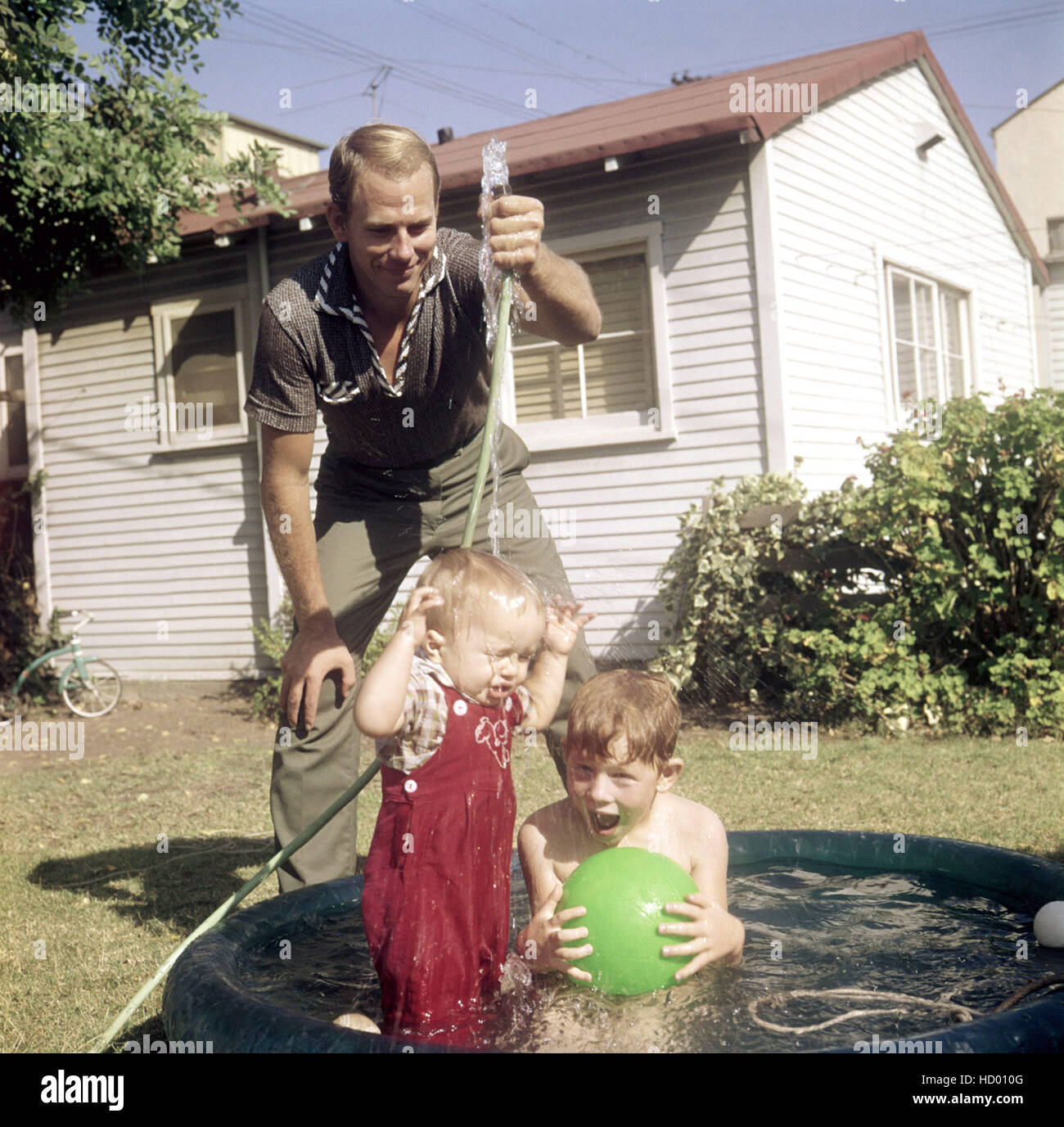 Ron Howard (right), with father Rance Howard (left), and brother, Clint ...