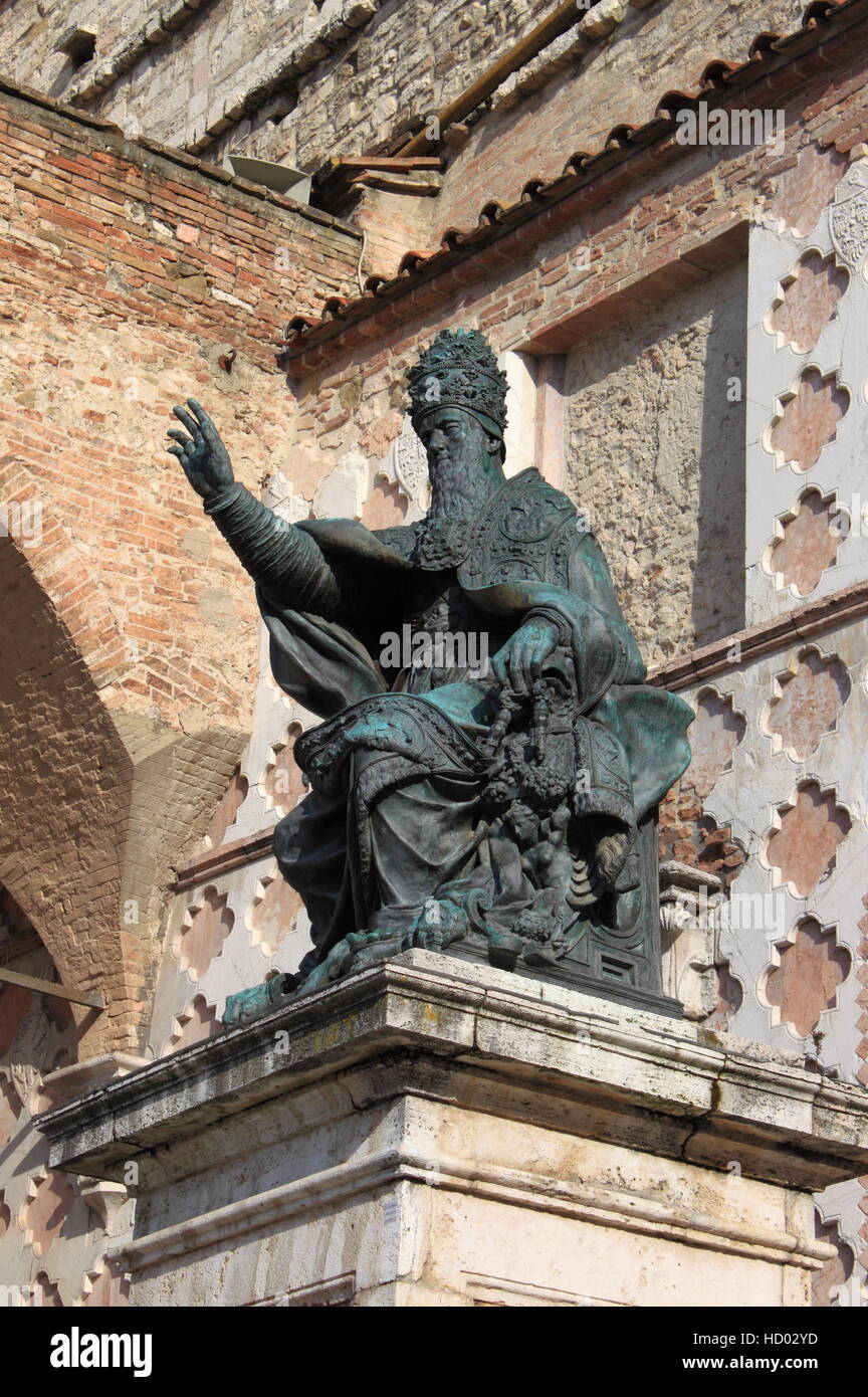 Statue of Pope Julius III in front of the Cathedral of San Lorenzo ...