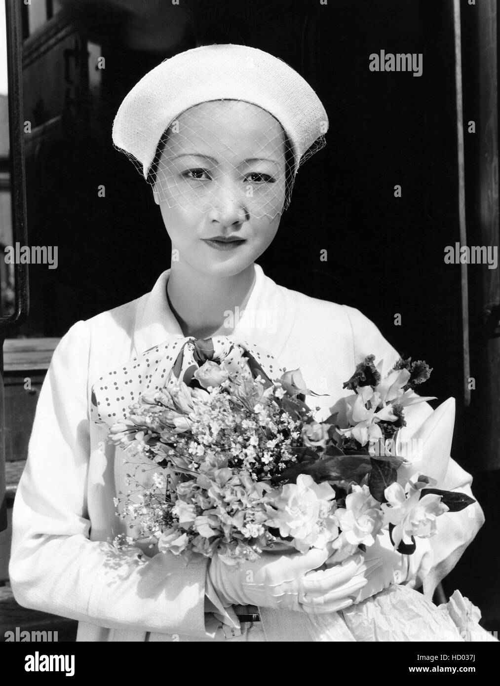 Anna May Wong Arriving In Hollywood In A Travelling Costume Of White Herringbone Linen