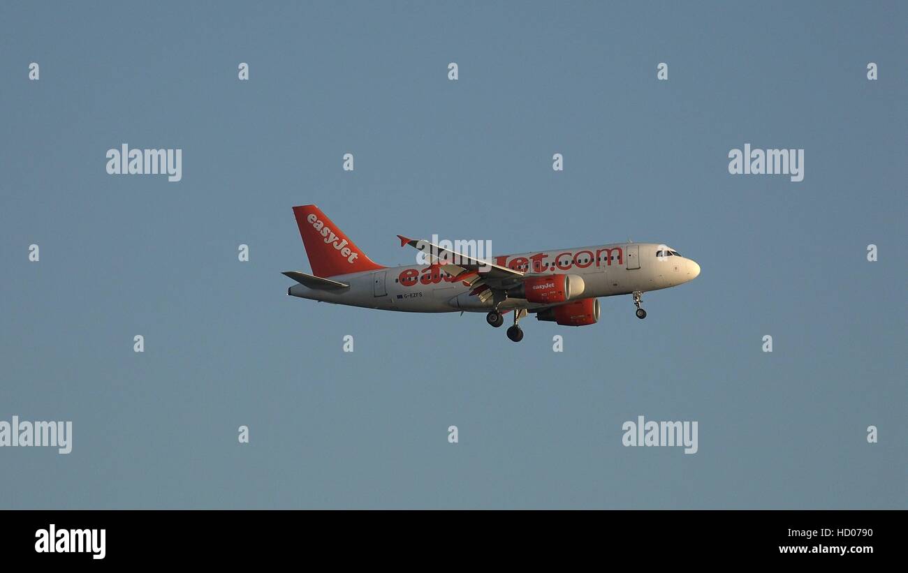 Jet Aircraft Flying Low Stock Photo - Alamy