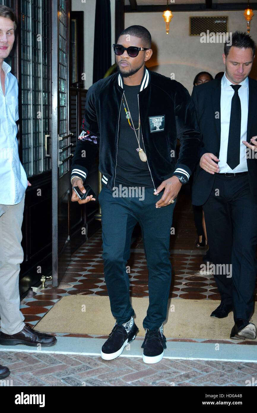 Usher leaving his hotel in New York Featuring: Usher Where: Manhattan ...