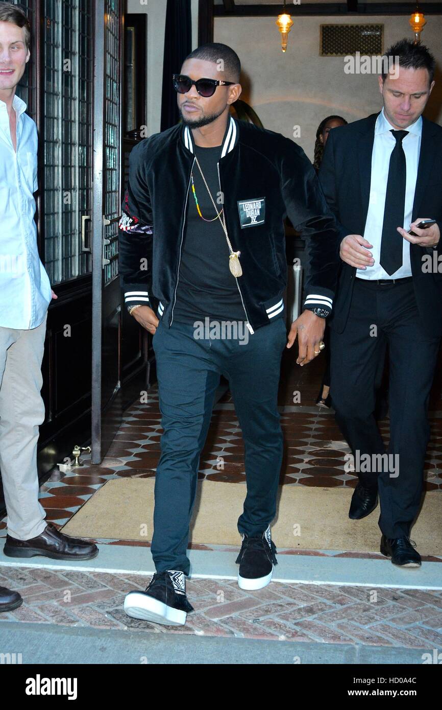 Usher leaving his hotel in New York Featuring: Usher Where: Manhattan ...