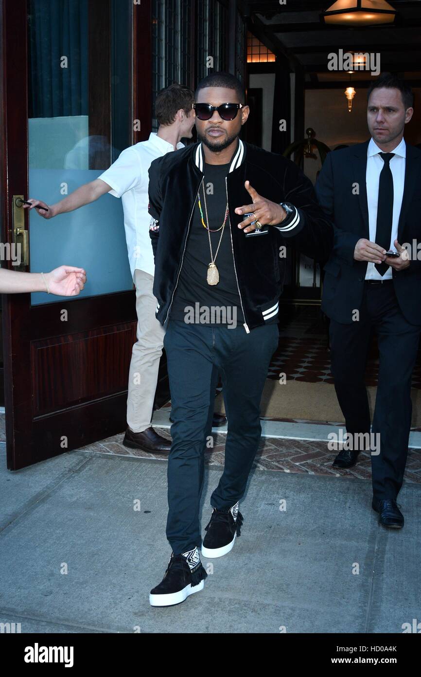 Usher leaving his hotel in New York Featuring: Usher Where: Manhattan ...