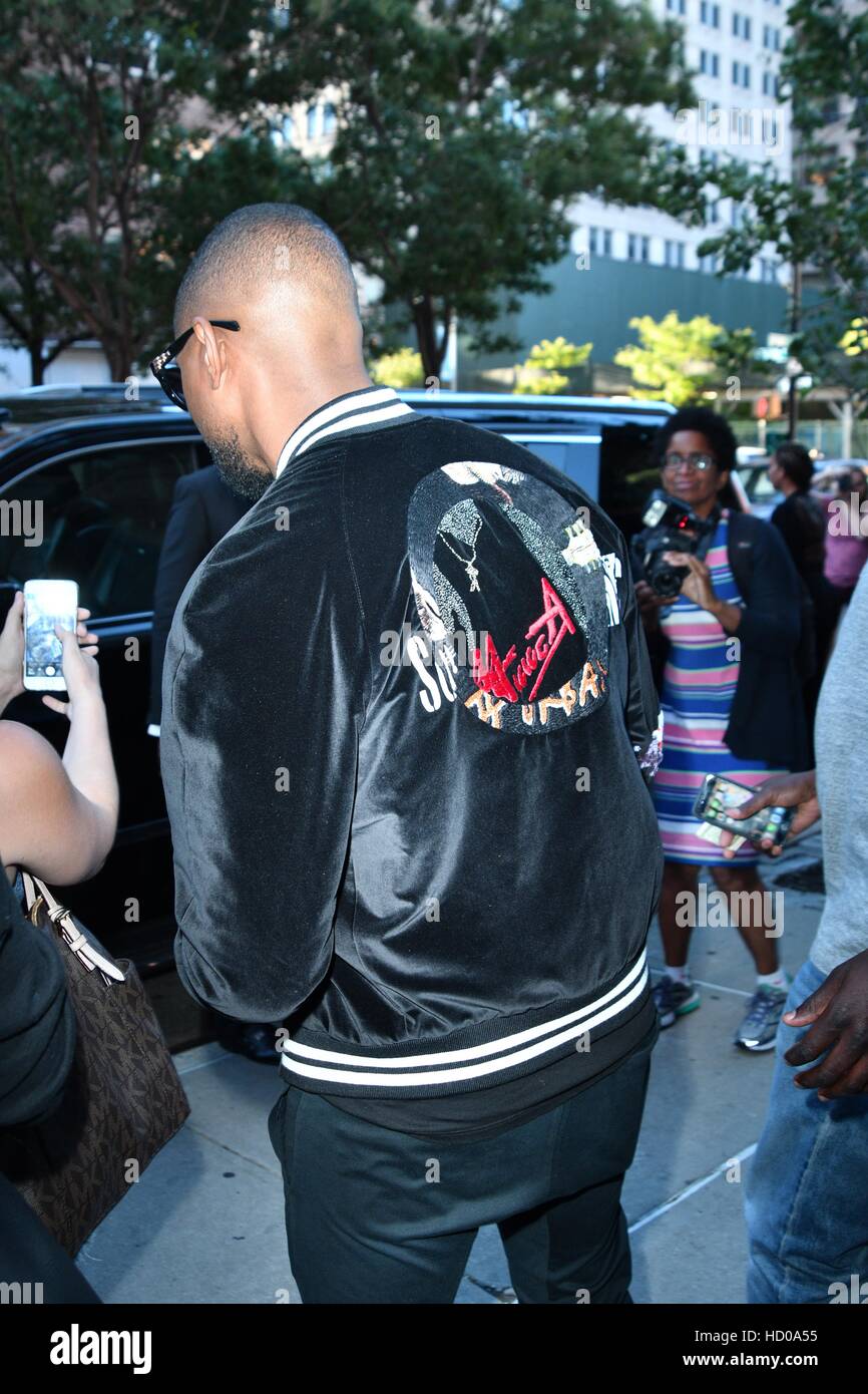Usher leaving his hotel in New York Featuring: Usher Where: Manhattan ...