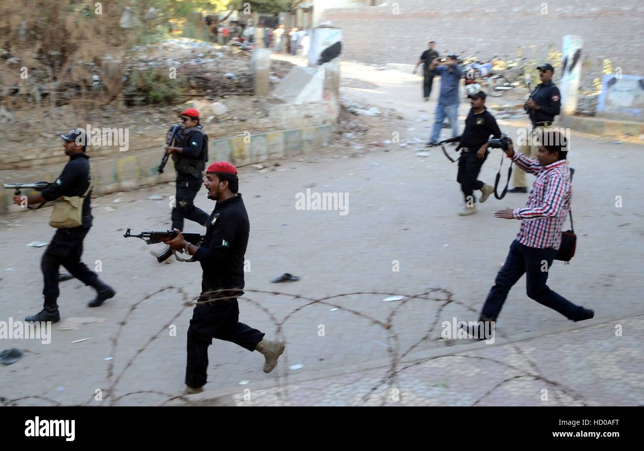 Hyderabad, Pakistan. 09th Dec, 2016. Police open fire on the workers of ...