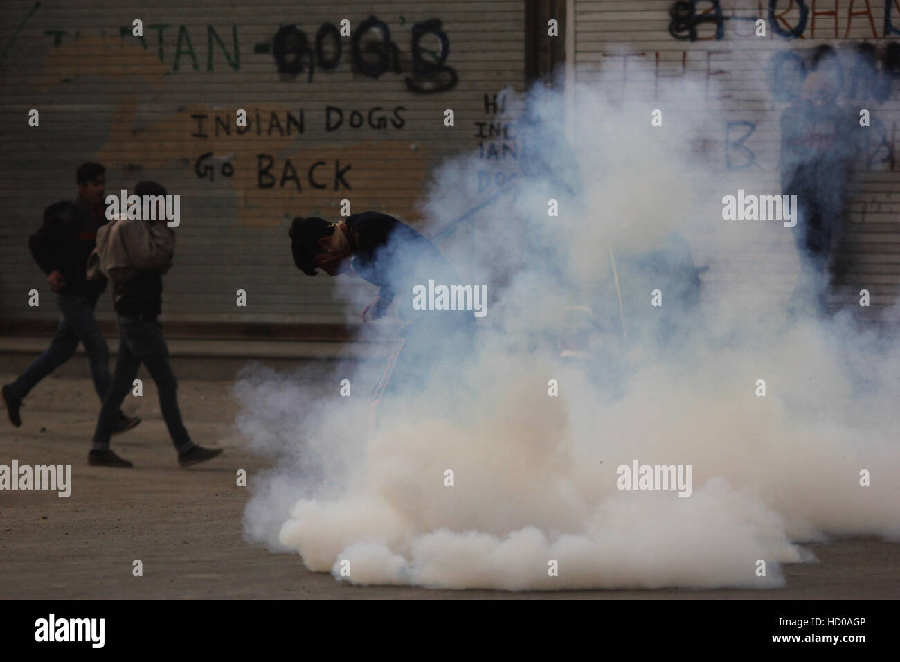 Srinagar, India. 09th Dec, 2016. Youth run as government forces fired ...