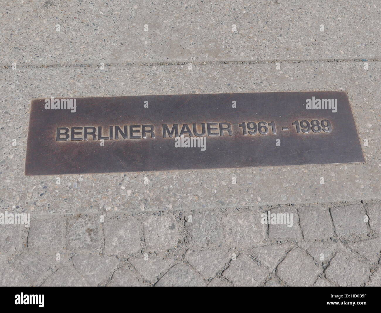 Plaque marking site of berlin wall hi-res stock photography and images ...