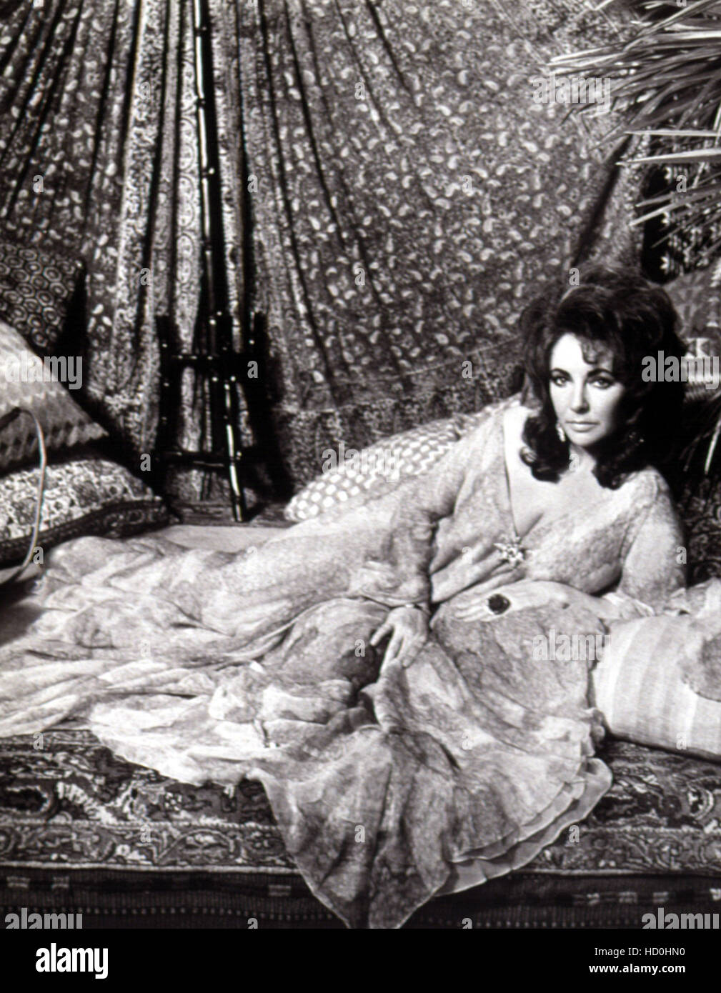 X Y AND ZEE, Elizabeth Taylor, 1972 Stock Photo - Alamy